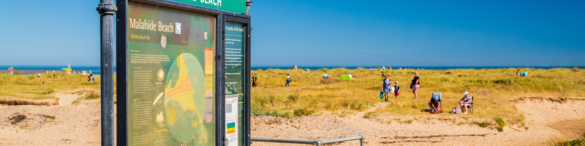 Painel informativo na Praia de Malahide com informações sobre a praia.