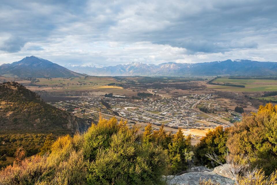 Uma cidade situada num vale, com montanhas ao fundo.