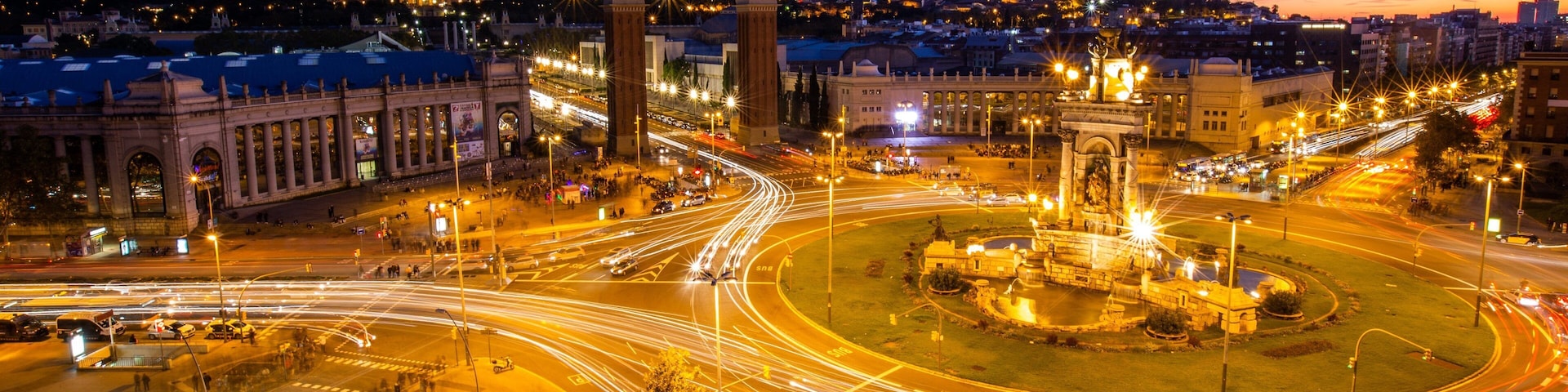 Arenas de Barcelona showing night scenes, a monument and a city