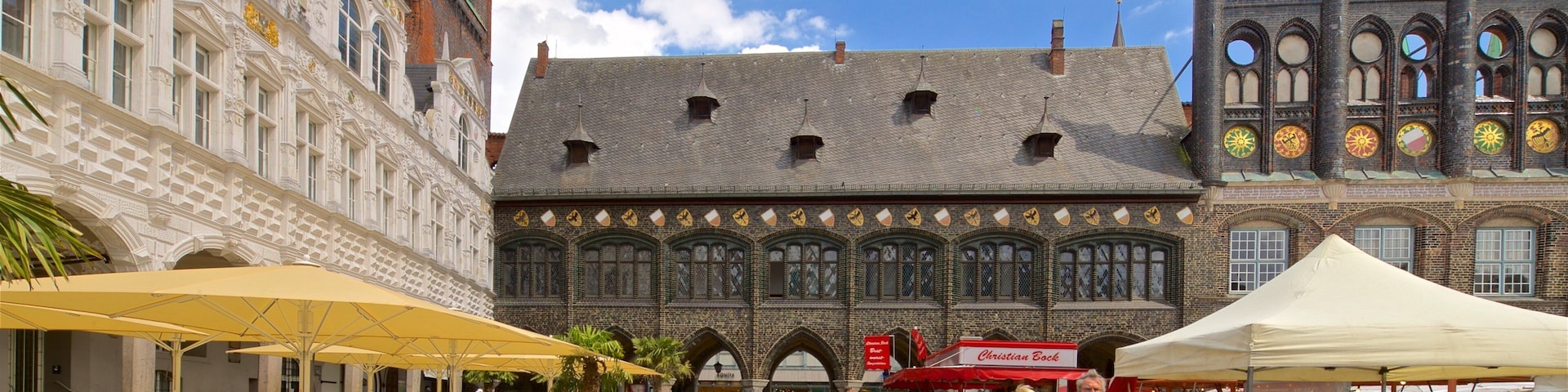 Rathaus which includes outdoor eating, a city and heritage architecture