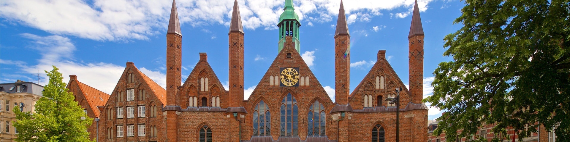 Heiligen-Geist-Hospital mostrando arquitetura de patrimônio e uma igreja ou catedral