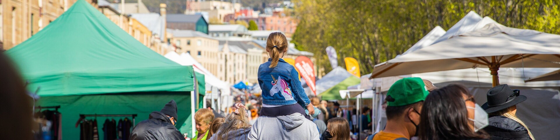 Salamanca Market showing street scenes and markets as well as a family