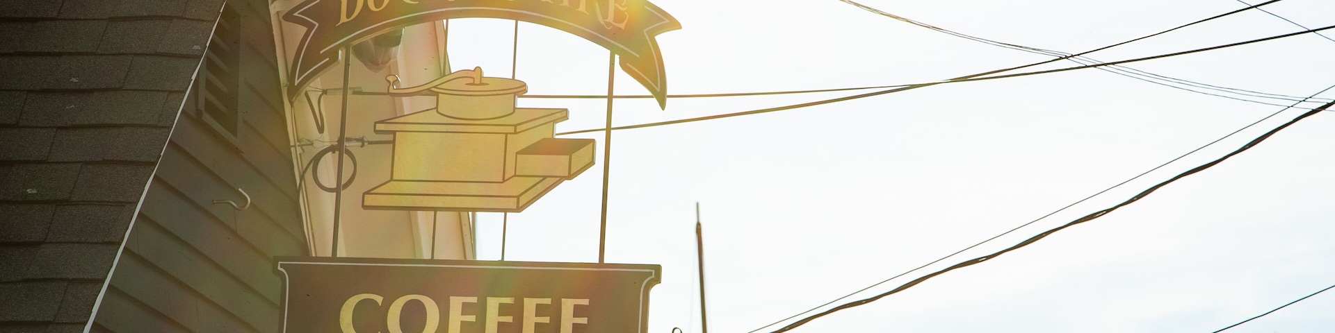 Placa de café com uma placa de praça de cais em cima.