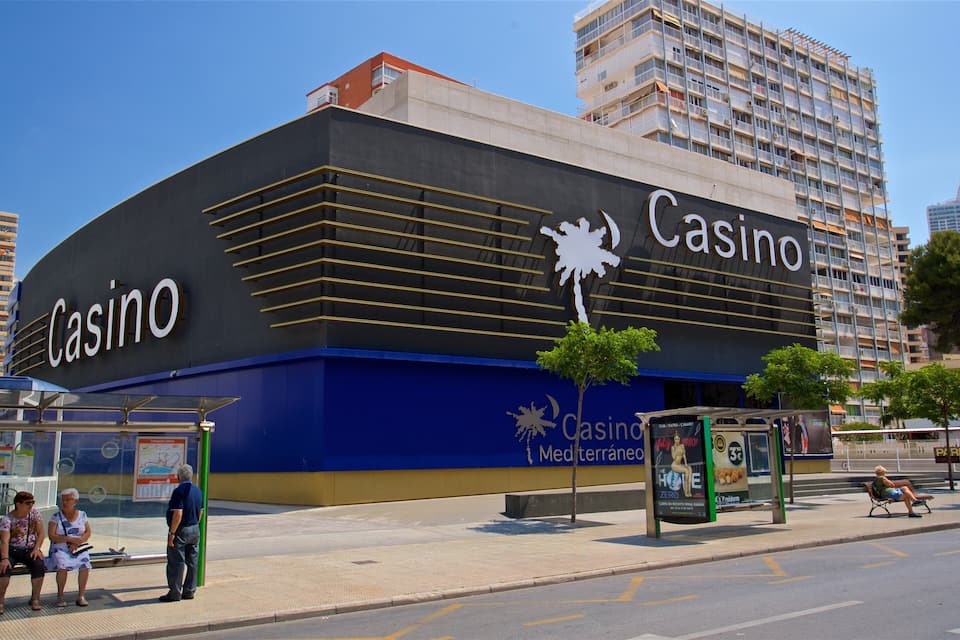 Um grande edifício de cassino com um letreiro chamativo escrito 'Casino'.