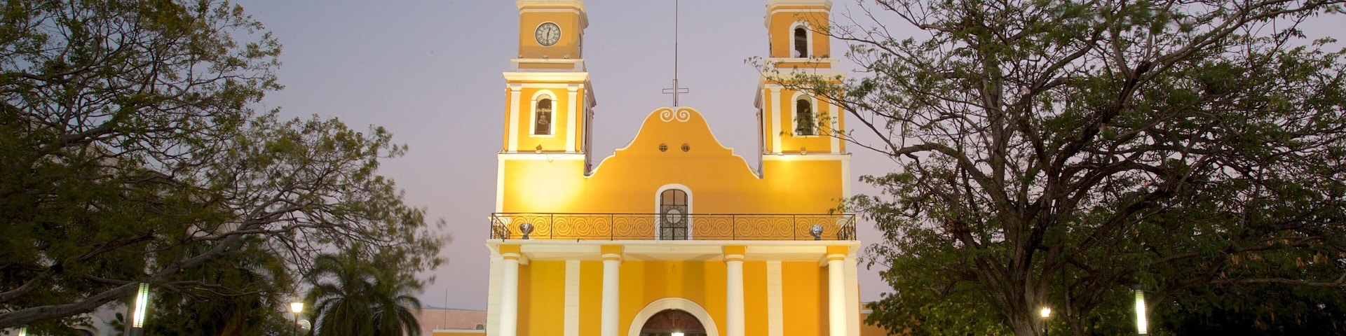 Uma igreja com duas torres e uma grande entrada em arco.