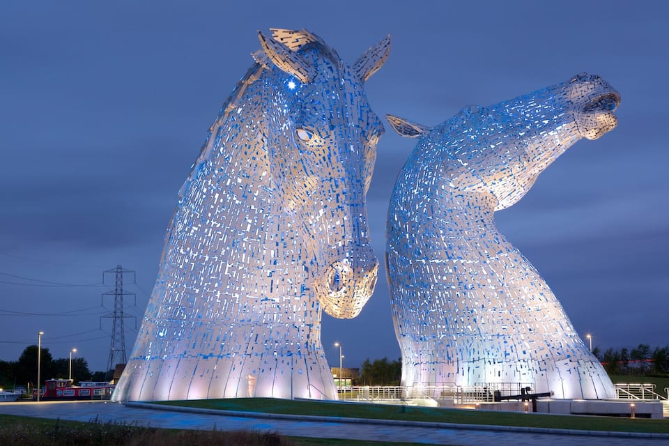 The Kelpies, duas grandes turbinas de água iluminadas na Escócia.
