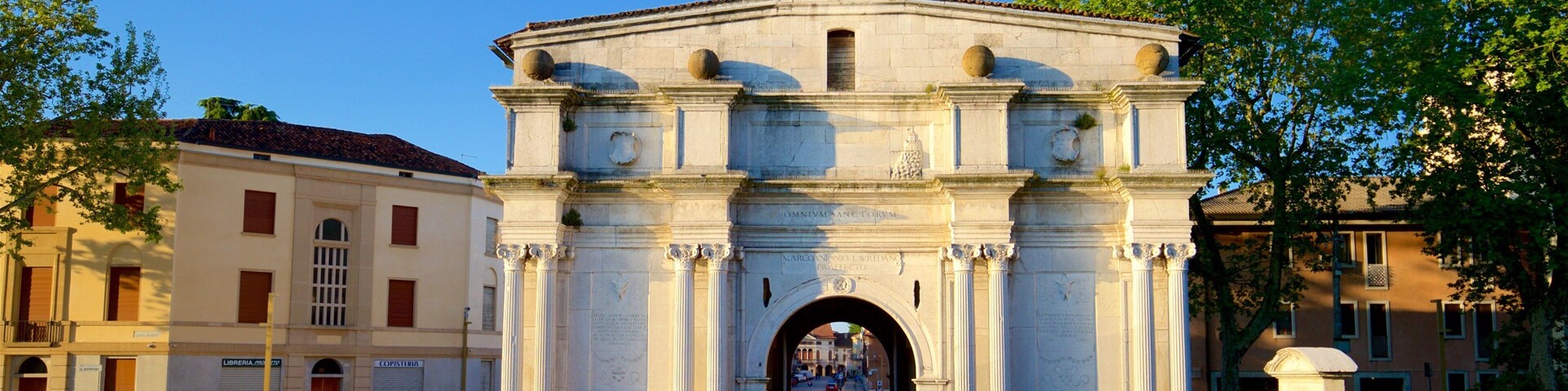 Porta Ognissanti showing a sunset and heritage elements