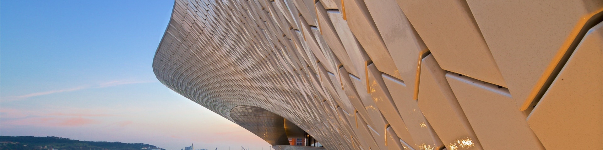 Distrito de Lisboa caracterizando um pôr do sol, arquitetura moderna e uma baía ou porto