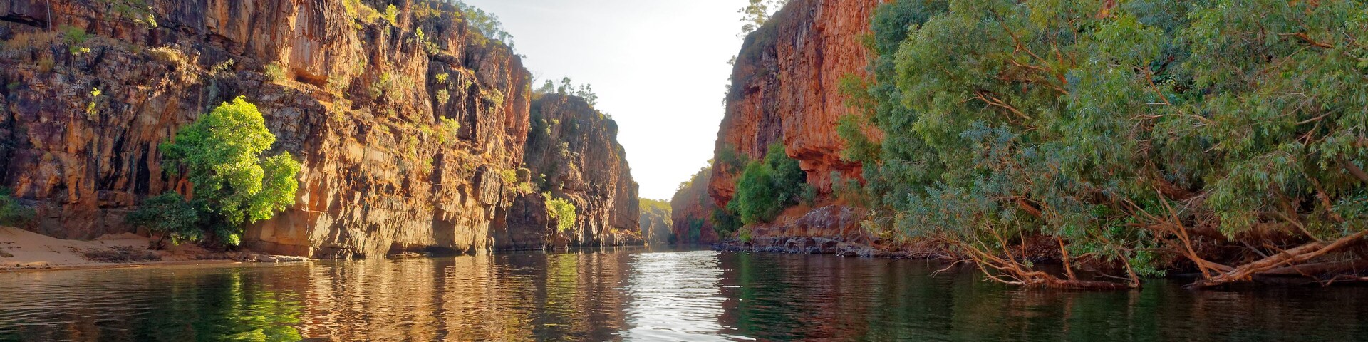 Um cânion fluvial com penhascos íngremes e vegetação escassa.