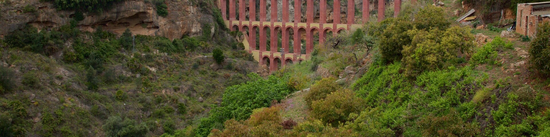 Nerja que inclui uma ponte e um desfiladeiro ou canyon