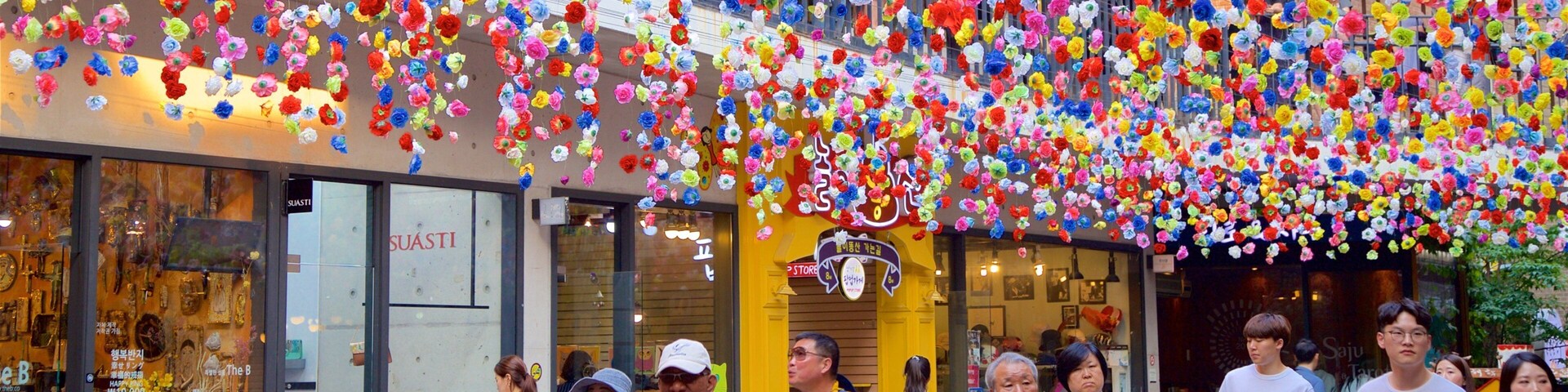 Insadong showing outdoor art as well as a small group of people