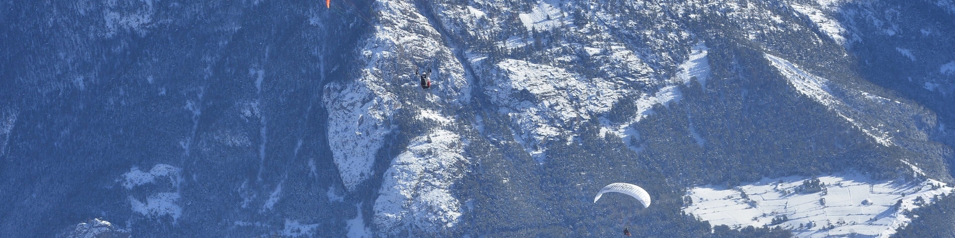 Aix-en-Provence que inclui um desfiladeiro ou canyon, skydive e neve