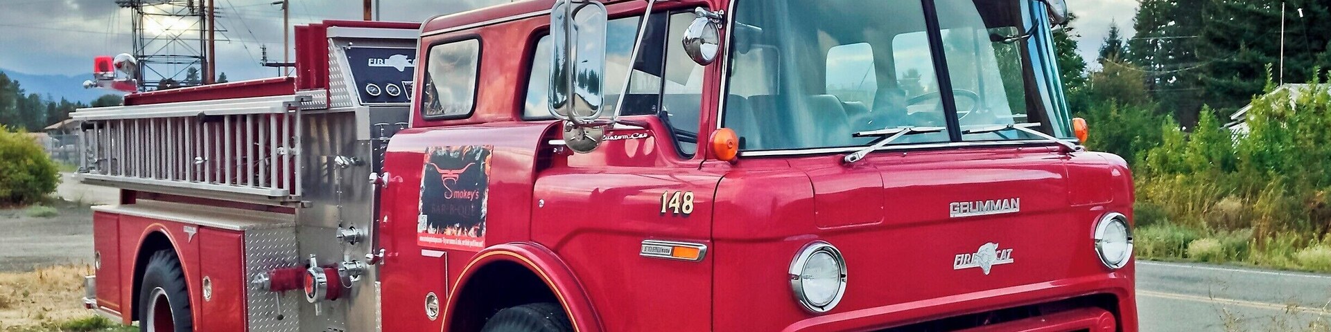 Um caminhão de bombeiros vermelho estacionado à beira da estrada, com a placa de identificação número 18802.