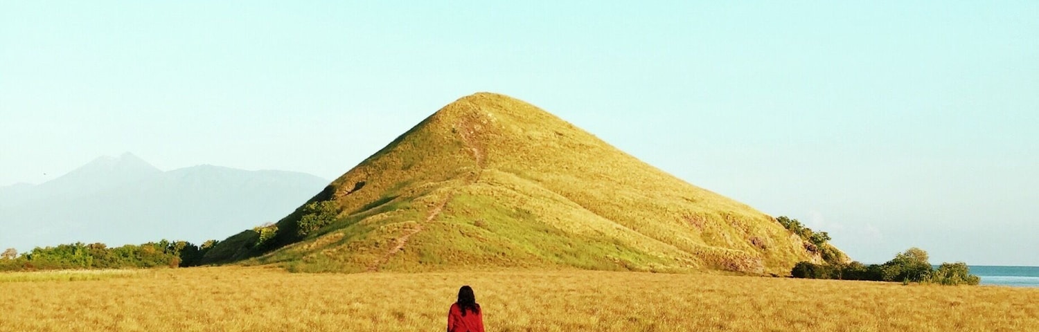 Kenawa island, very quiet island (no population) located at the western of Sumbawa island (between Lombok and Sumbawa), it has beautiful beach, white sand, colorful coral and fishes, savanna view.