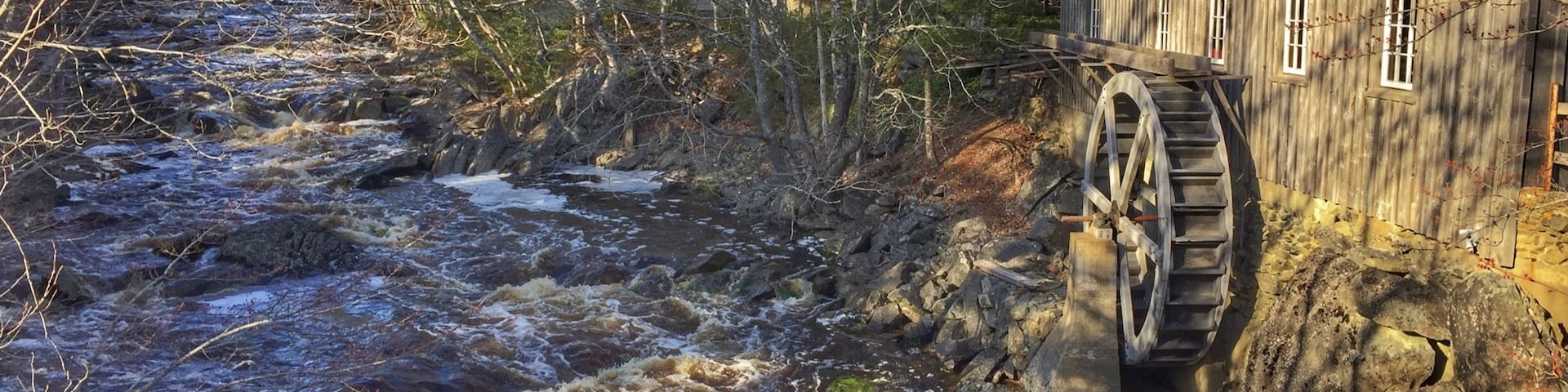 Picturesque stop along the lighthouse route of the South Shore. Tourist season hasn't started yet; not sure if the mill opens/operates for that or not.