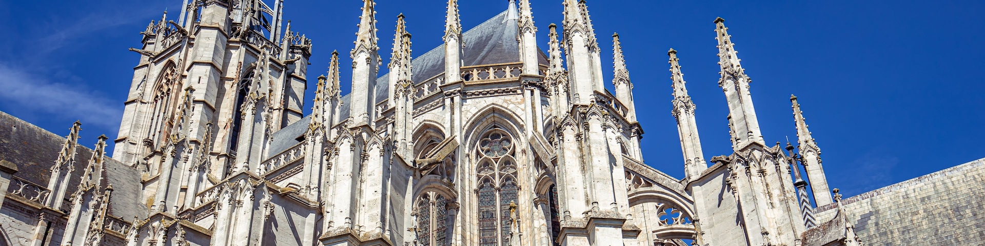 Uma catedral gótica com torres intrincadas e detalhada decoração em pedra.