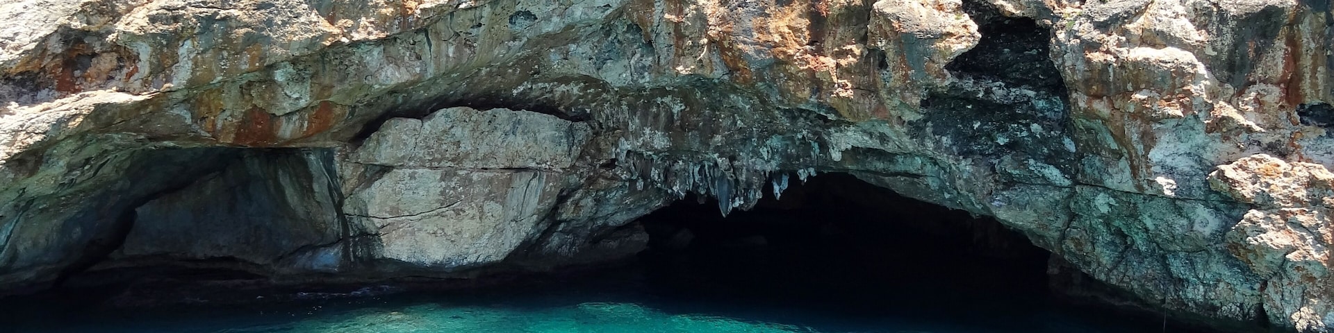 Felsformation an der Cala Varques in der Gemeinde Manacor, Mallorca, Spanien