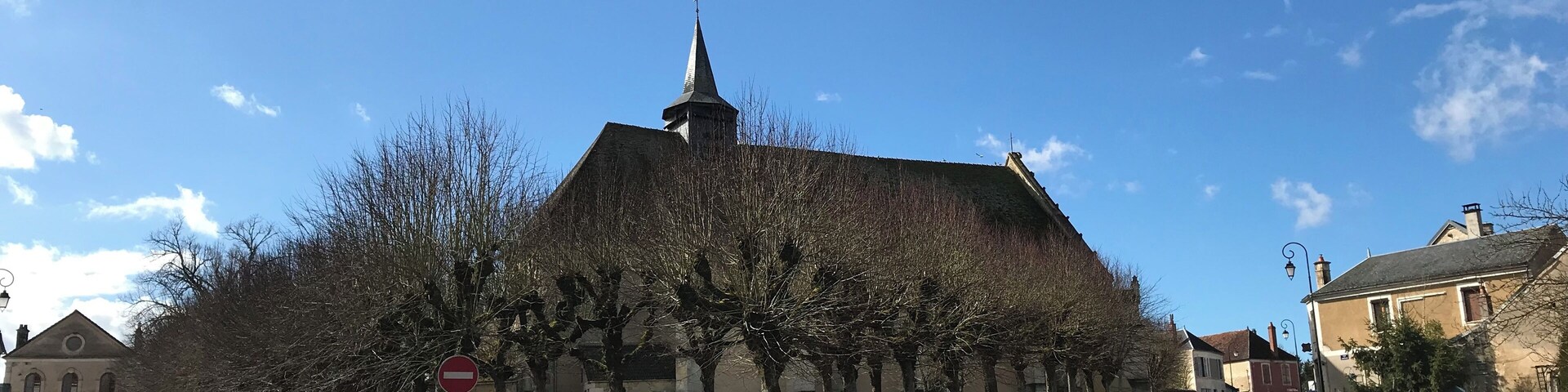 L'église de Sougères-en-Puisaye (Yonne, France).