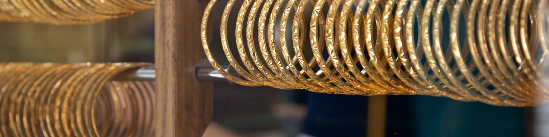Uma variedade de pulseiras douradas ricamente detalhadas.