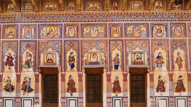 Uma parede ricamente decorada com padrões e figuras elaboradas.