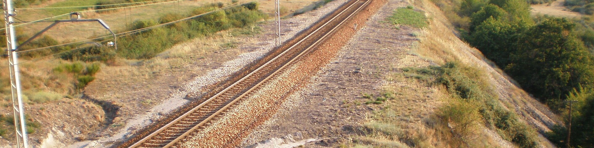 Línea León-La Coruña, entre la estación de La Granja, justo a la salida de esta y mirando hacia ella, y la estación de Brañuelas, en el término municipal de Torre del Bierzo.