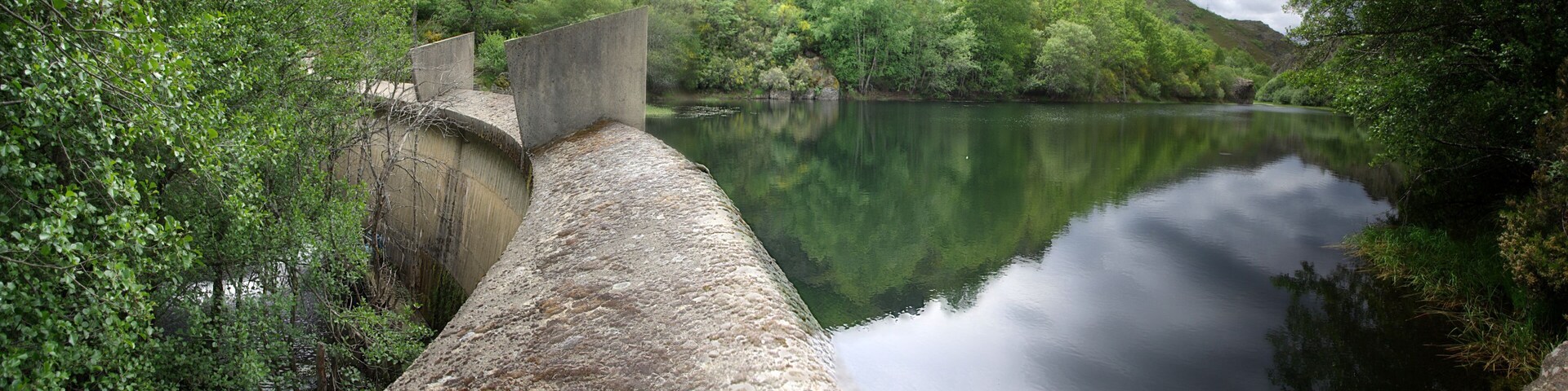Dam of river Valdesamario, Órbigo basin, near Murias de Ponjos (Valdesamario, León, Spain).