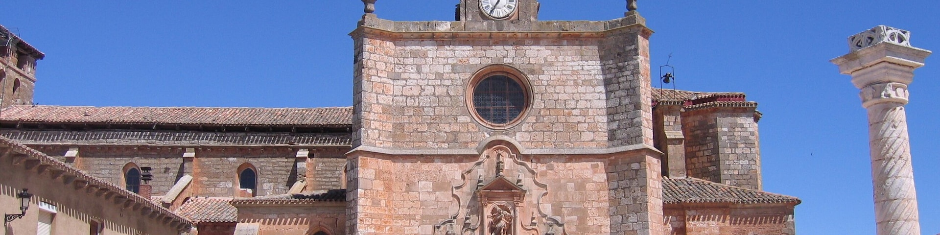 Fachada sur de la Iglesia de San Miguel. Portada barroca (s-XVIII)
