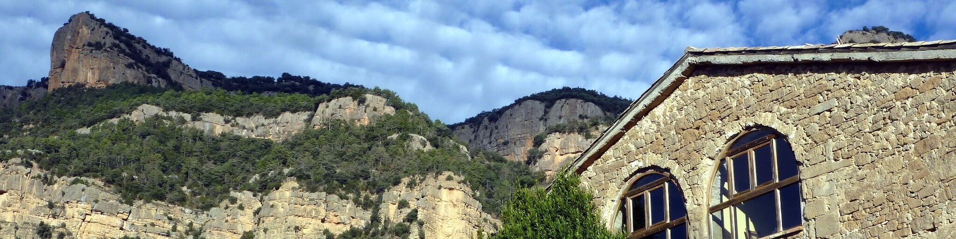 Masia del Pujol de la Vall d'Ora (Navès): façana sud. Al fons el turó de l'Escala de Busa