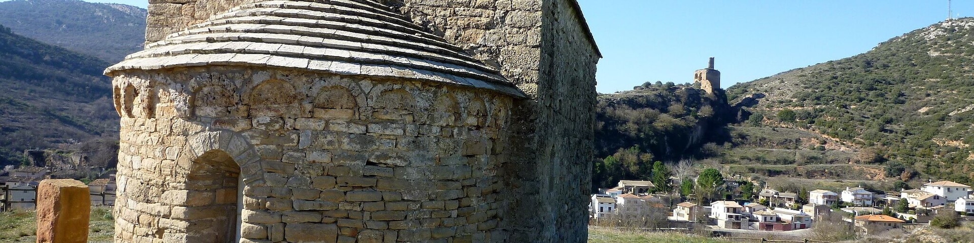 Capella de Sant Miquel d'Alòs (Alòs de Balaguer), amb el castell d'Alòs al fons