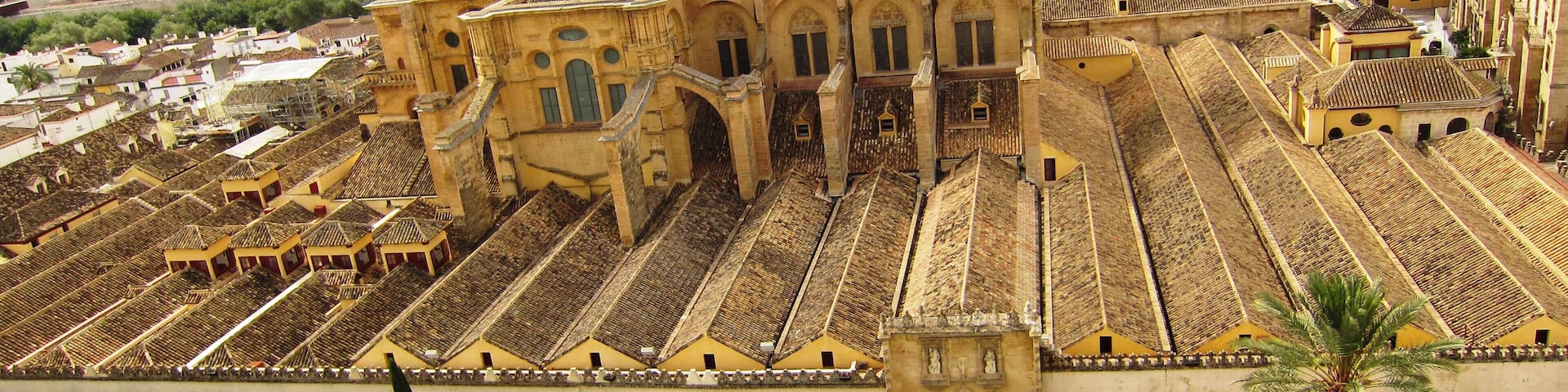 Erst von oben eröffnet sich das wahre Ausmaß der Mezquita.