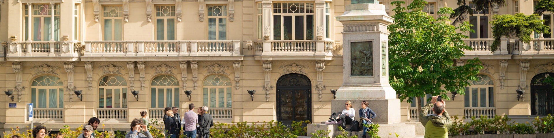 Barrio de las Letras showing street scenes, a statue or sculpture and heritage elements