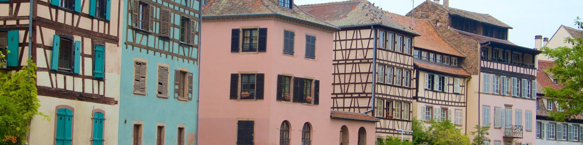 Petite France which includes a city and a river or creek