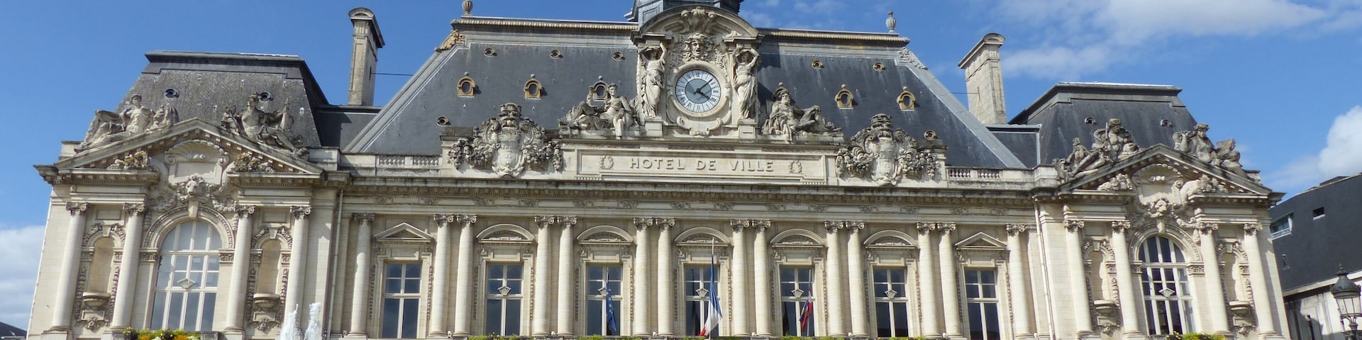 This building is indexed in the Base Mérimée, a database of architectural heritage maintained by the French Ministry of Culture, under the reference PA00098190 .