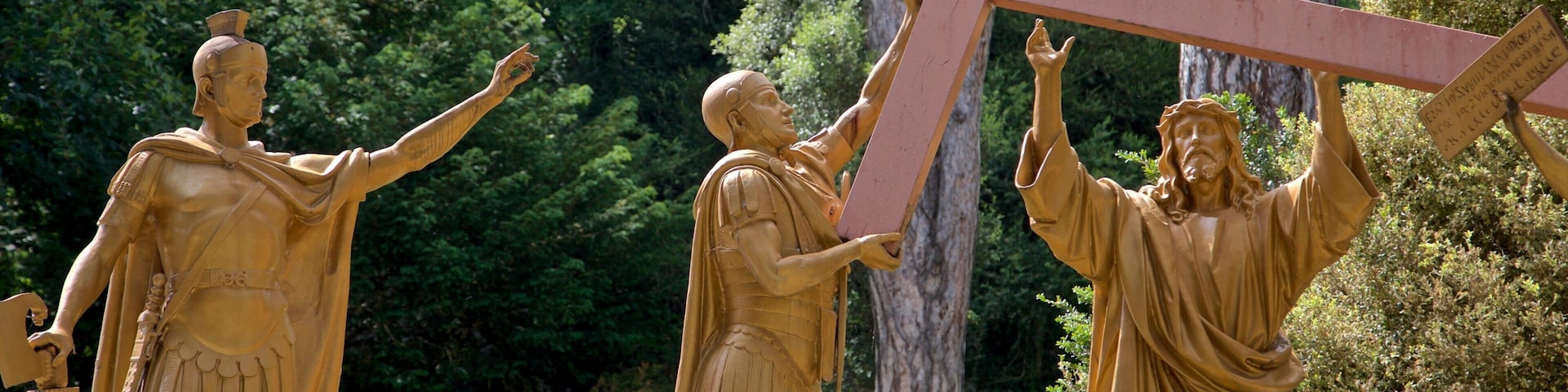 Chemin de Croix featuring religious aspects and a statue or sculpture