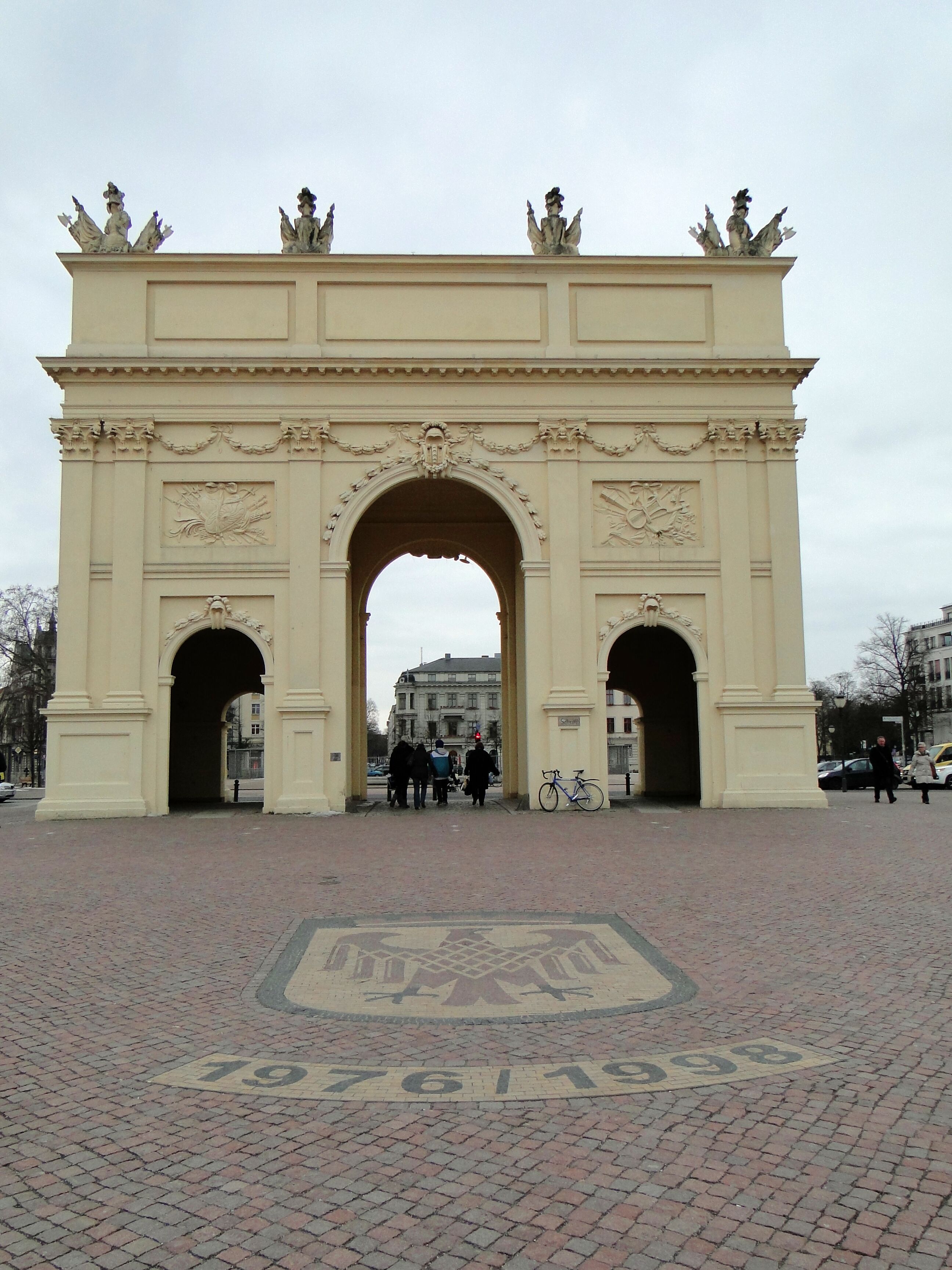 Um arco triunfal ricamente decorado com esculturas e detalhes entalhados.