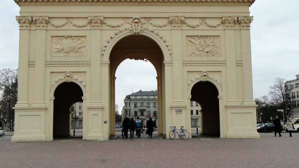 Um arco triunfal ricamente decorado com esculturas e detalhes entalhados.