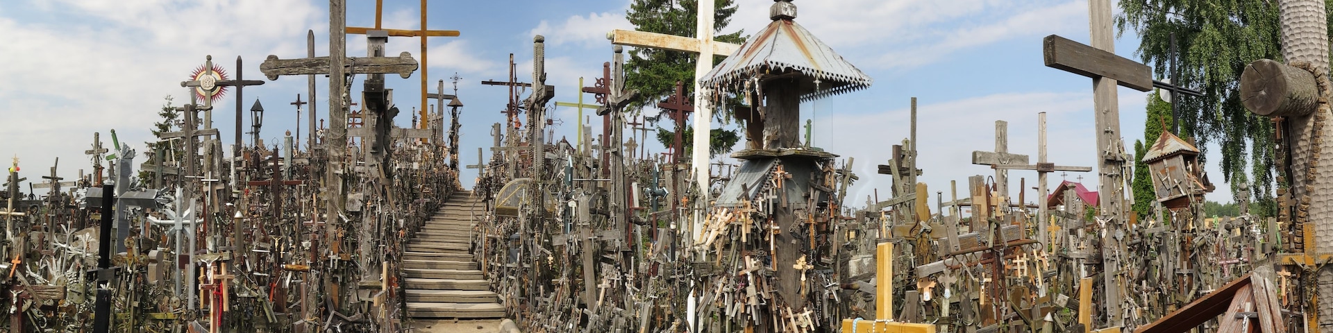 Um cemitério repleto de diversas cruzes e memoriais.