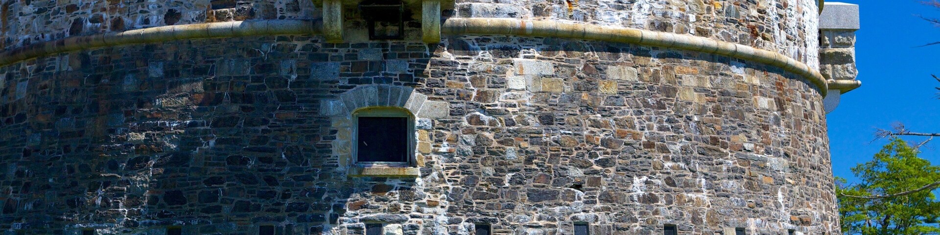 Point Pleasant Park que inclui elementos de patrimônio e itens militares