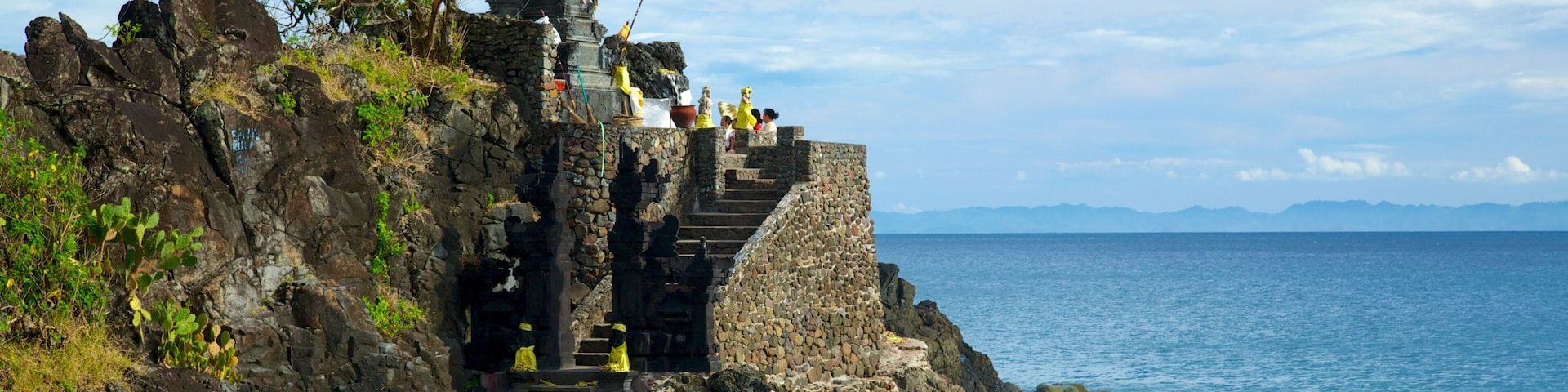 Lombok que inclui litoral acidentado, aspectos religiosos e um templo ou local de adoração