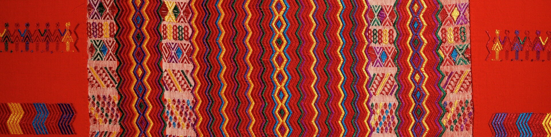Um tecido com padrões elaborados e cores vibrantes.