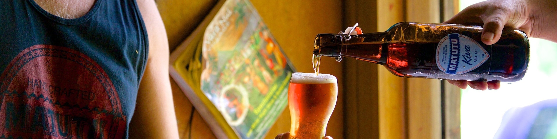 Alguém servindo cerveja em um copo.