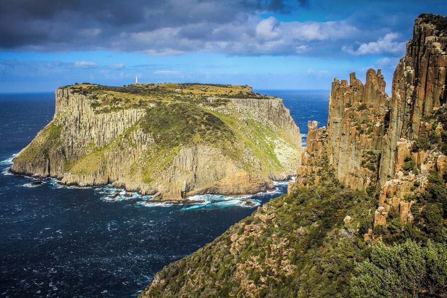 The Blade looking out at Tasman Island at the end of Cape Pillar in Tasmania. Such a beautiful view of all of the dolerite rock columns. #lifeatexpedia