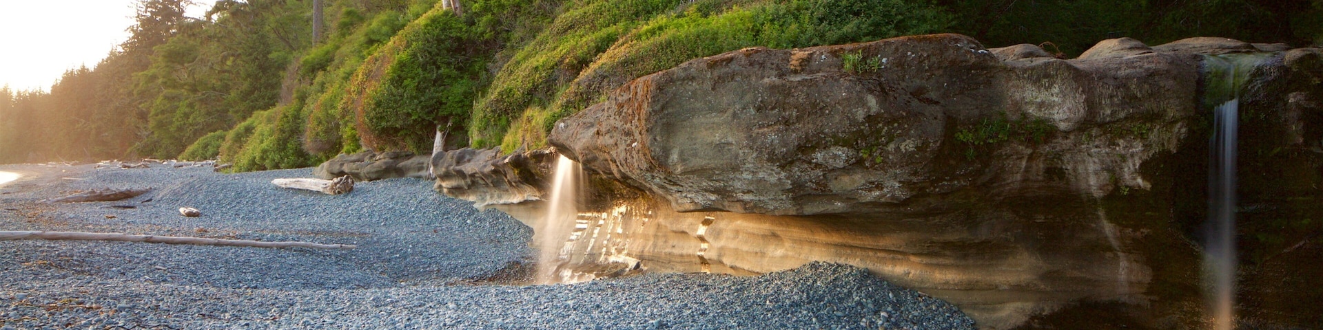 Sooke que inclui uma praia de pedras e um pôr do sol