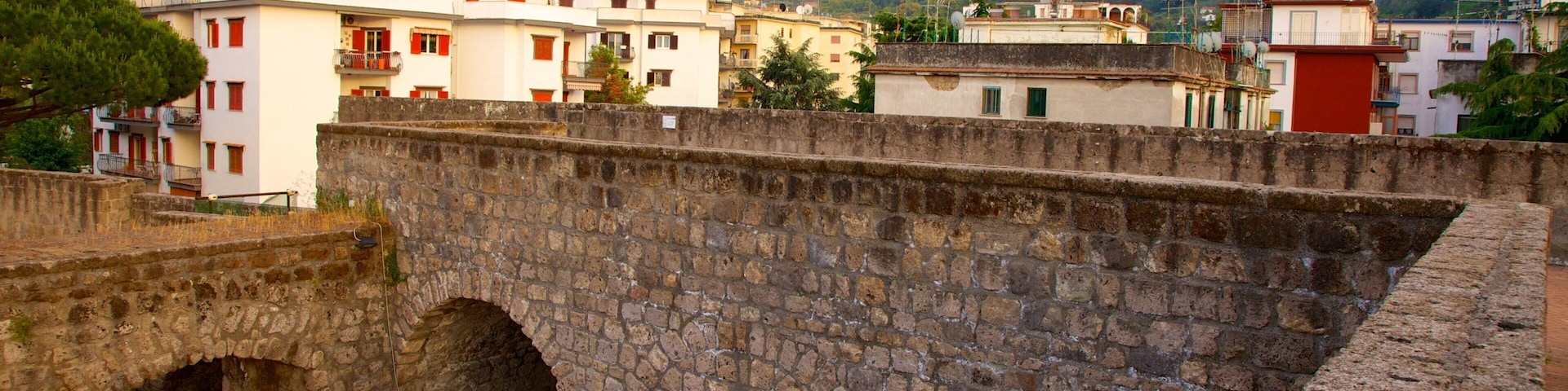 Costa de Sorrento caracterizando uma cidade e elementos de patrimônio