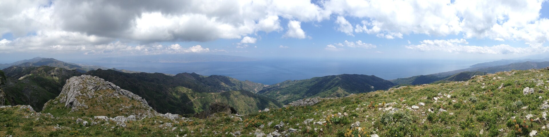 Panorama dello stretto da Monte Scuderi