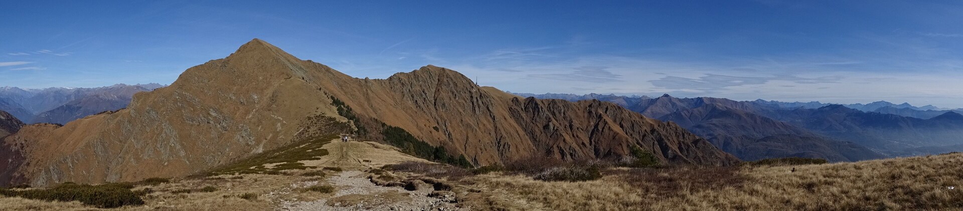 Blick zum Monte Tamaro (1960 m.ü.M.) mit seinen beiden Hauptgipfeln.