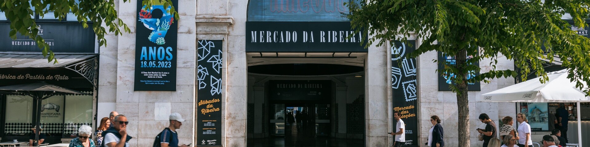 Mercado da Ribeira showing street scenes