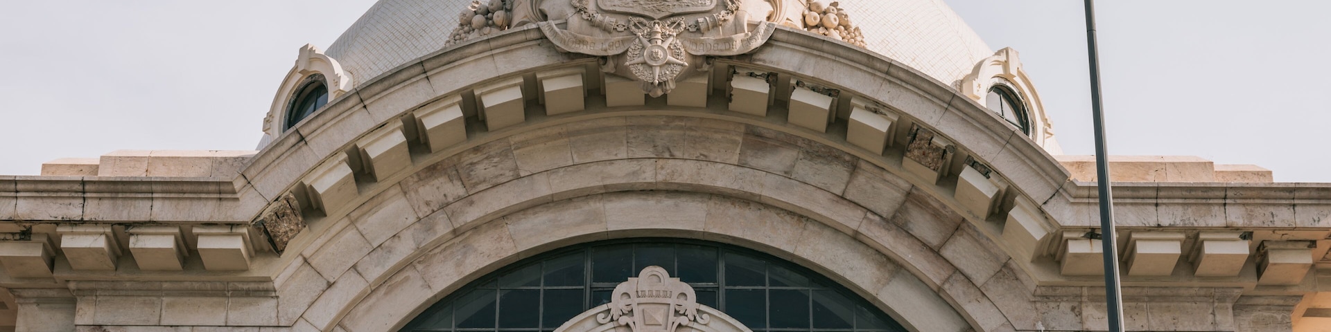 Mercado da Ribeira showing heritage architecture