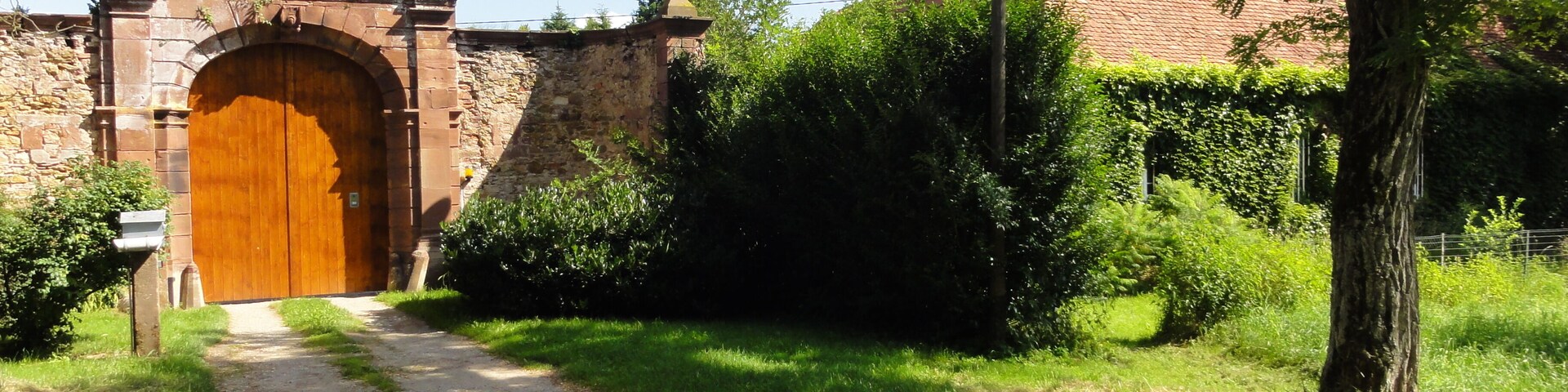 Alsace, Bas-Rhin, Dauendorf, Portail de l'ancienne abbaye cistercienne de Neubourg (PA00085278, IA00061648).