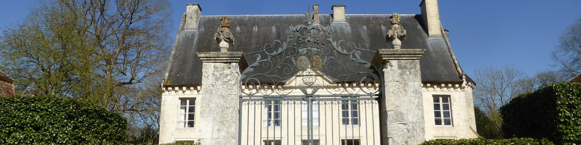 Portail et bâtiment central du château de Maison-Maugis, dans l'Orne.